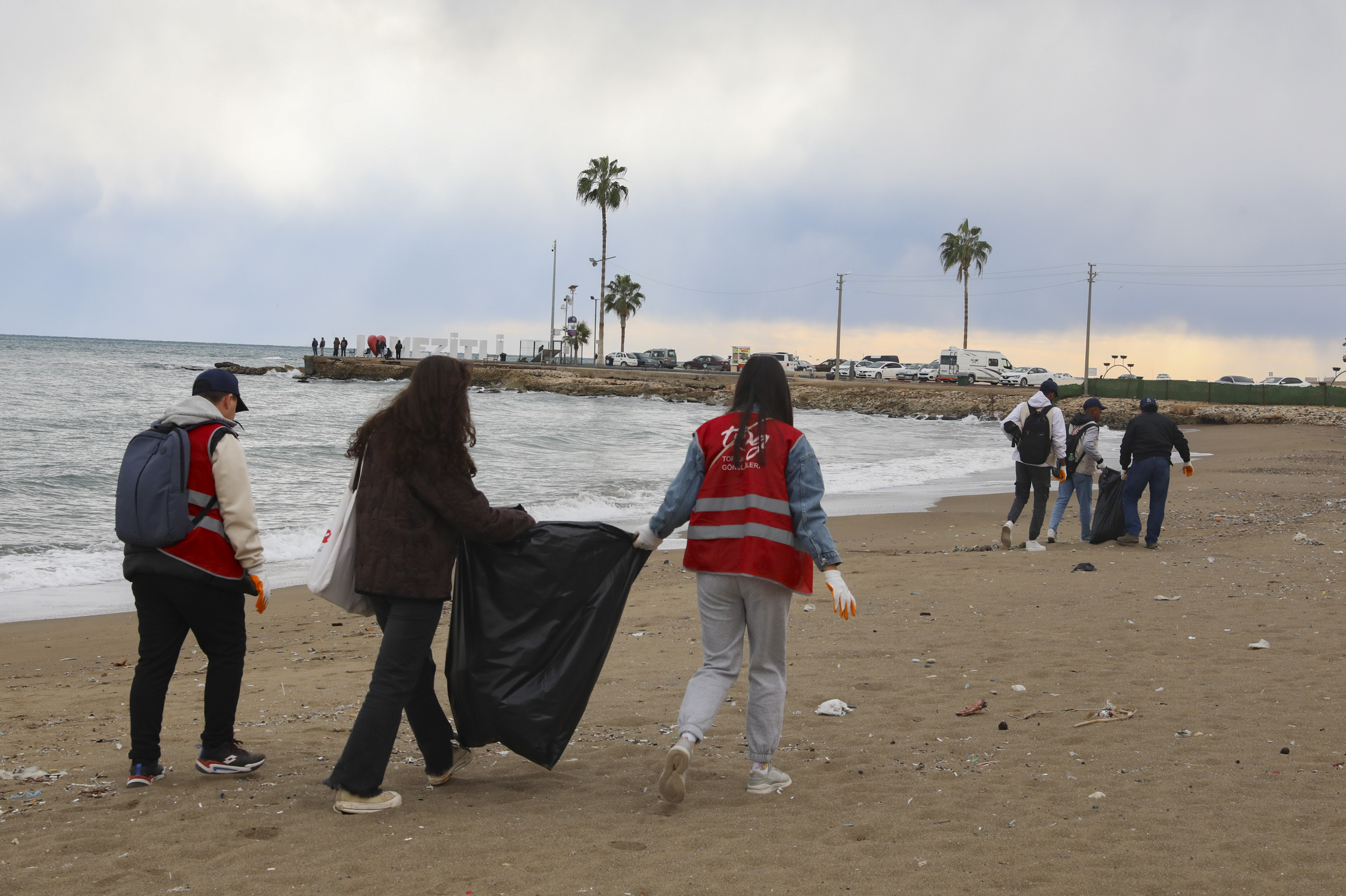 Mersin Büyükşehir’den çevre farkındalığı etkinliği: Gençler sahili ...